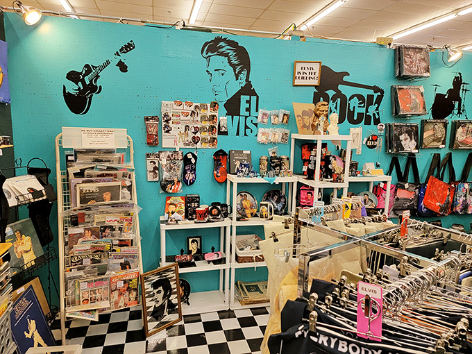 The King lives on in this blue-hued shrine to rock 'n' roll, where Elvis memorabilia creates a time portal straight back to the 1950s.
