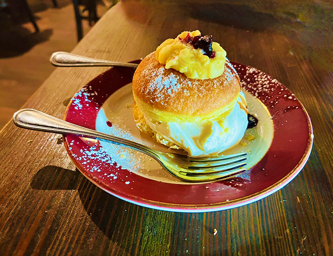 An Italian doughnut that makes you question why we settled for holes in ours. Filled with cream and dusted with powdered sugar—Italy's answer to donut envy.