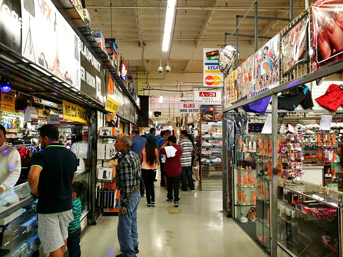 Main thoroughfares buzz with weekend energy as shoppers navigate between stalls. The marketplace rhythm is unhurried yet purposeful&mdash;shopping as social experience.