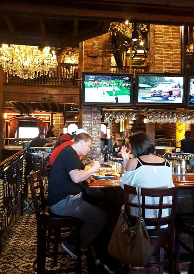 Dining at Darryl's is a communal experience&mdash;strangers walking in, friends walking out, all united by the universal language of "mmmmm."