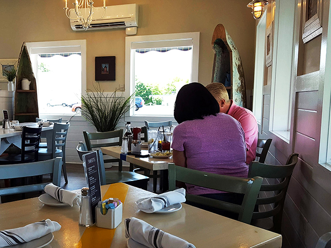 The best conversations happen over great food&mdash;these diners are probably debating whether to order dessert or just another round of oysters.