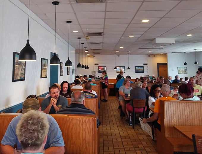The bustling dining room speaks volumes&mdash;when locals and tourists alike fill a place at 9am, you know you've found breakfast gold.