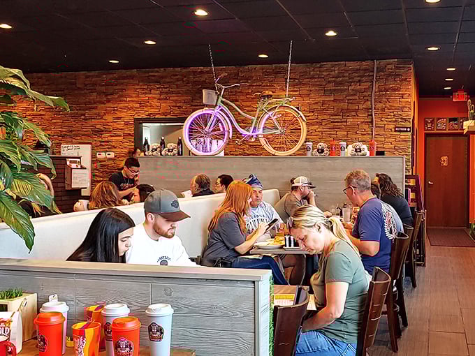 A full house of happy diners, all experiencing that moment of pre-meal anticipation that rivals Christmas morning.