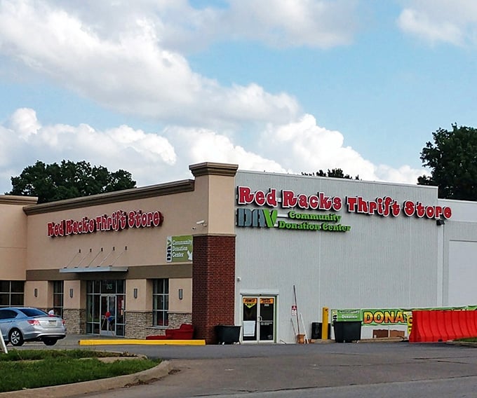 This modern thrift destination stands ready for exploration under blue Missouri skies. Behind those walls, yesterday's belongings await their next chapter in someone's home.
