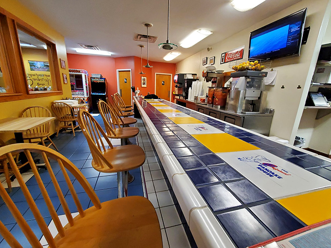 Bar seating: where solo diners become unofficial members of the breakfast appreciation society. The club everyone wants to join.