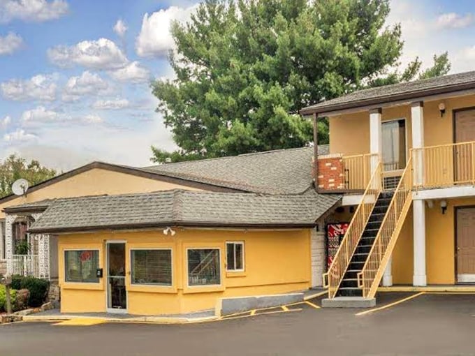 The Hometown Inn offers no-nonsense lodging for travelers who prefer their accommodations practical rather than pretentious &ndash; like comfort food for overnight stays.