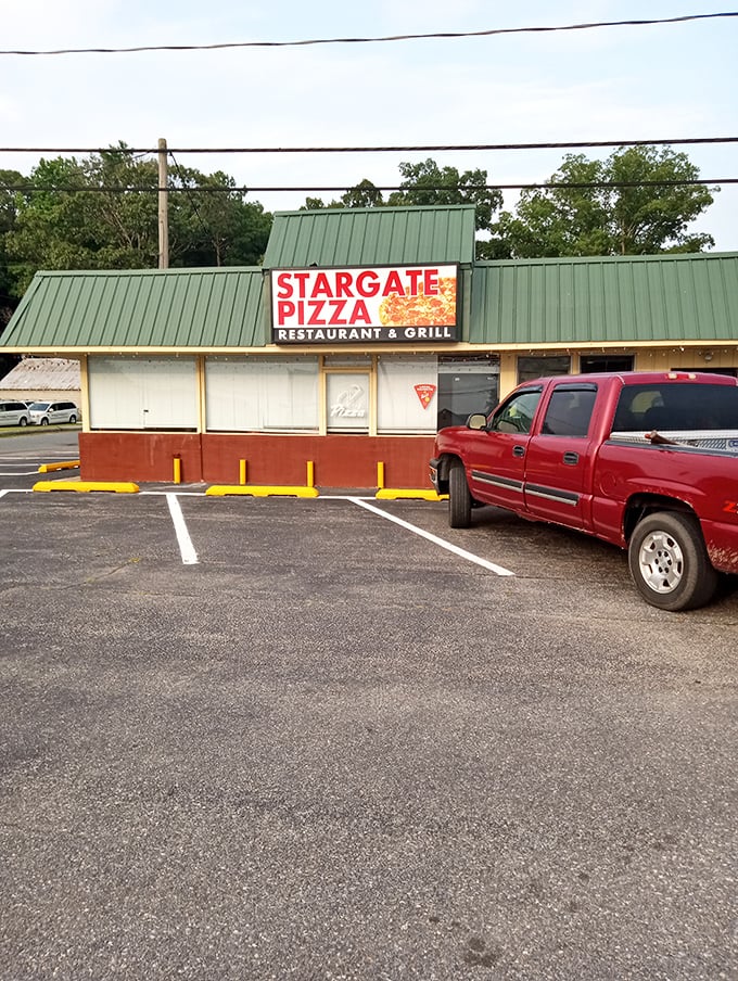Stargate Pizza: where sci-fi meets slice perfection. This unassuming spot teleports authentic pizza flavors to the heart of Delaware.