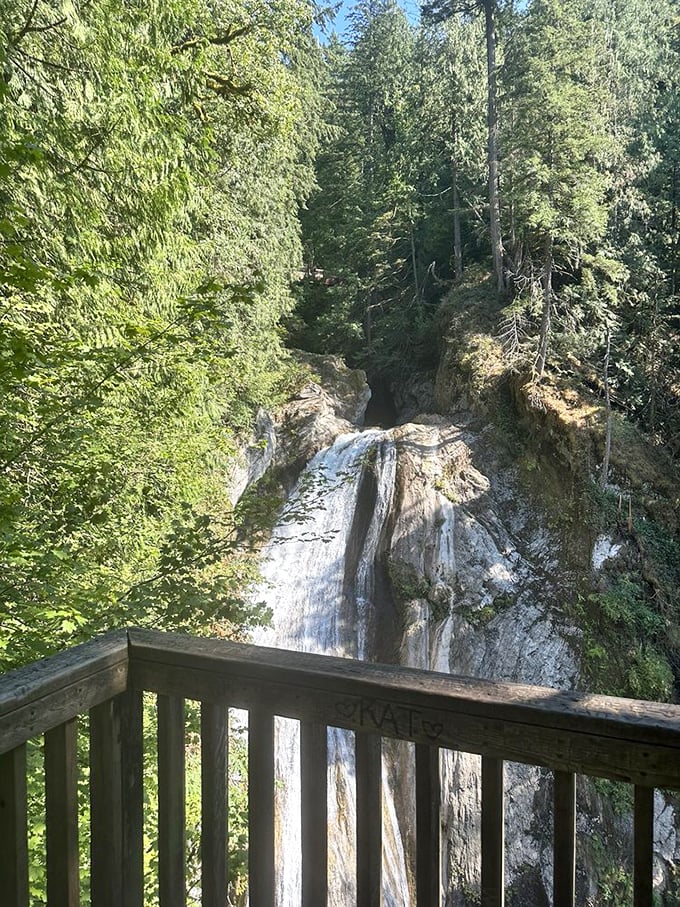Nature's balcony offers the best seats in the house for Twin Falls' impressive cascade&mdash;no ticket required, just comfortable shoes.