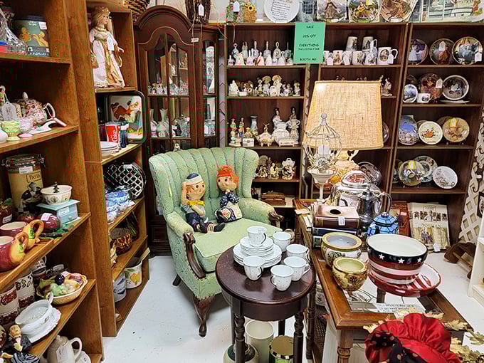 A vignette that screams "grandma chic" in the best possible way. Those mint-green armchair companions have seen things&mdash;mostly reruns of "Murder, She Wrote."