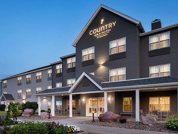 Country Inn & Suites provides modern comforts for weary travelers who've spent the day immersed in 19th-century Dutch culture.