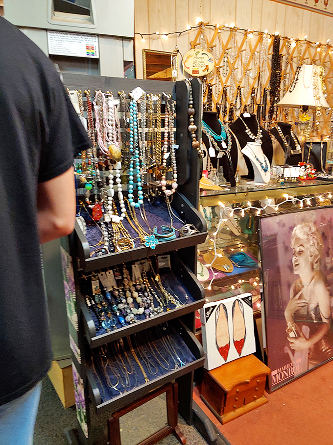 A rainbow of vintage kitchenware that makes modern stuff look boring. Pyrex collectors, shield your wallets&mdash;temptation lurks on every shelf. 