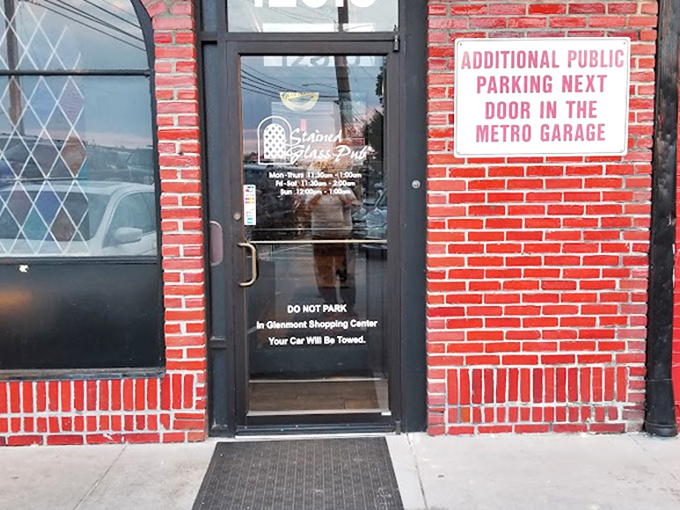 The entrance says it all: unpretentious, straightforward, and absolutely worth finding parking for. 