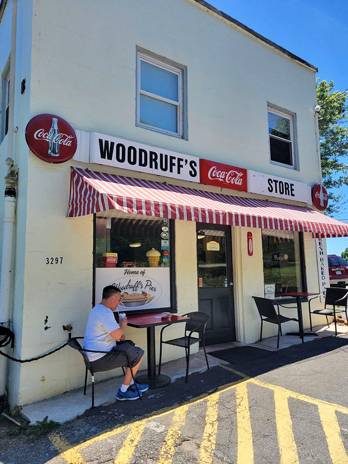 Some enjoy their slice in solitude outside, creating their own private pie sanctuary while watching the world go by on Route 29.