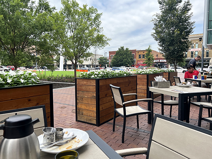 Al fresco dining that lets you soak up Kansas sunshine while soaking up maple syrup. Urban oasis meets breakfast paradise.