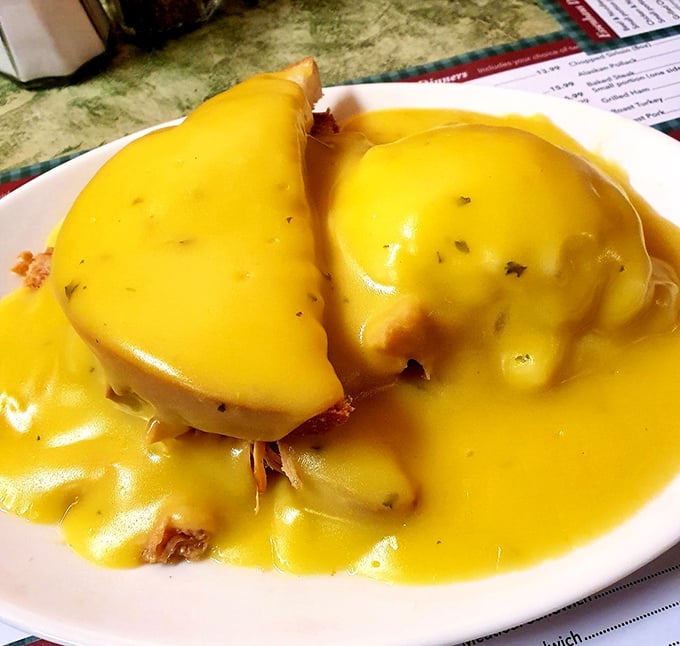 Turkey Manhattan: where poultry meets gravy in such perfect harmony that music composers should study it for inspiration. Yellow never looked so appetizing.