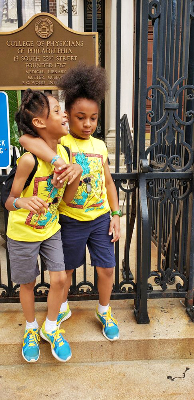 Young explorers share a moment of discovery outside the museum gates, proving that scientific curiosity knows no age limit.