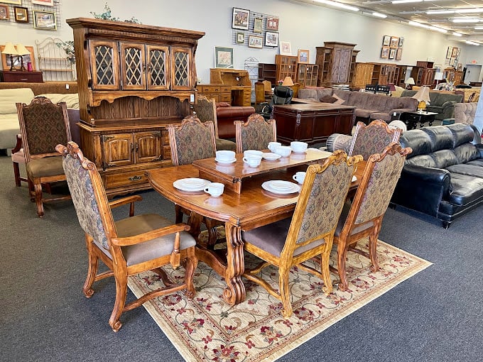 Dining elegance that would make your grandmother proud. This set has probably hosted everything from Sunday roasts to college application strategy sessions.
