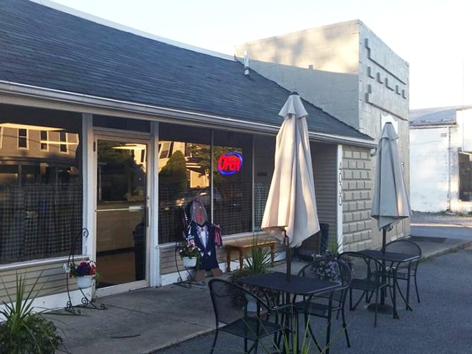 Al fresco dining, Watson's style. These outdoor tables offer the perfect spot to enjoy Maryland's pleasant weather alongside Maryland's perfect chicken.