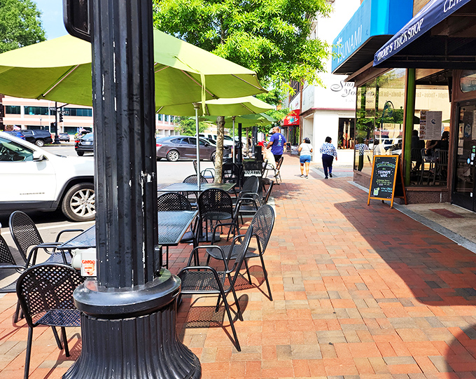 Outdoor seating on Marietta Square offers prime people-watching with your pie. Urban dining with a side of Southern charm and Aussie flavor.