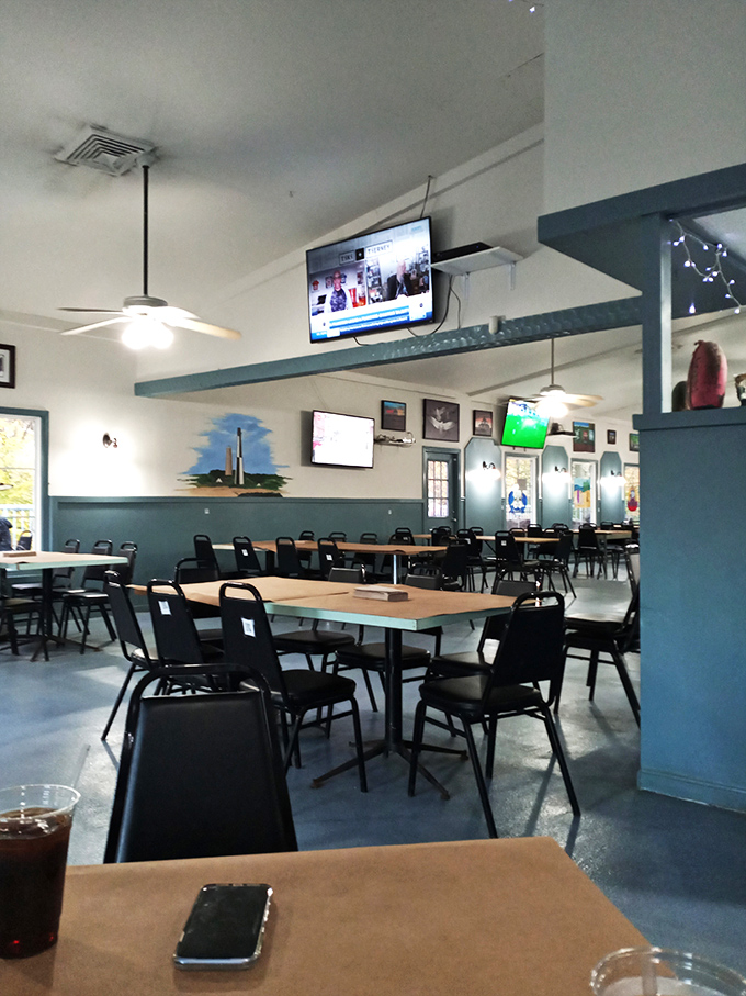 No white tablecloths, no problem. This is where memories are made between bites of perfectly seasoned seafood.