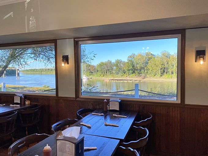 That view! Dining with the White River as your backdrop turns a great meal into a postcard-perfect Arkansas moment.