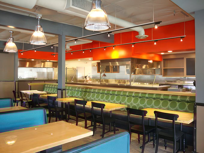 Counter seating that lets you watch your food being prepared. Dinner and a show, minus the overpriced tickets and uncomfortable seats.