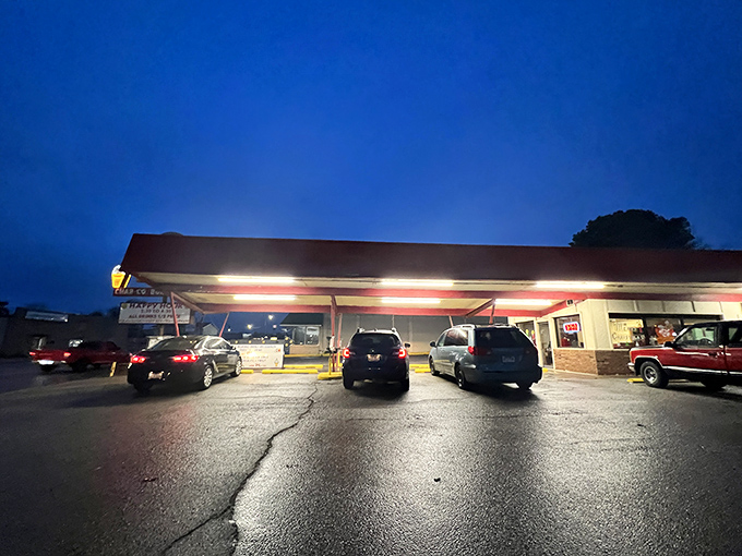 As twilight falls, Dog N Suds transforms into a beacon of comfort for hungry souls seeking refuge from chain restaurant monotony.