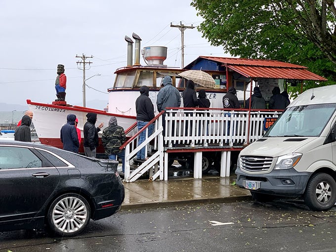 Not even Oregon rain deters the faithful. Under umbrellas and hoodies, these food pilgrims understand that some treasures are worth getting damp for. 