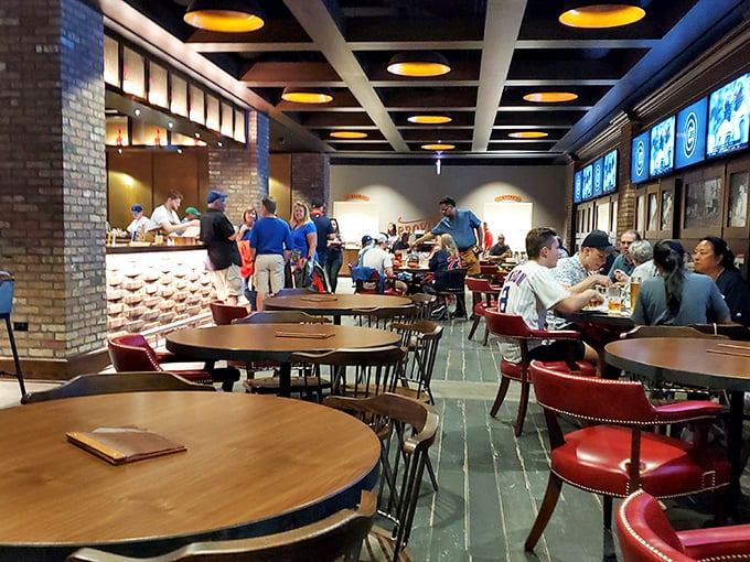 The buzz of conversation and clink of silverware create the perfect soundtrack for serious eating. Notice there's not a single empty table in sight.