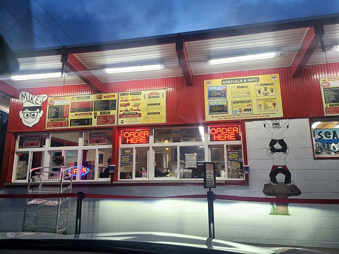 Seasonal berry shakes advertised with the kind of straightforward enthusiasm that says, "We know what we're good at, and we're sticking to it." 