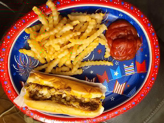 All-American patriotism meets comfort food perfection. Even the plate celebrates freedom and the right to excellent fries.