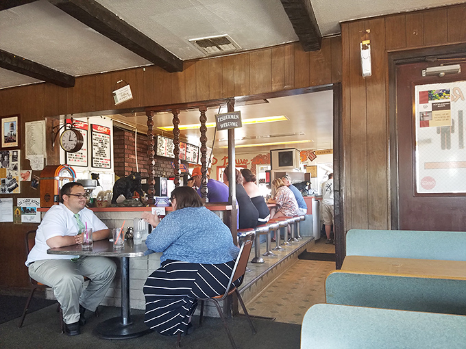 Where strangers become friends over frosted mugs&mdash;the dining room hums with conversation and the satisfied sounds of people eating well.