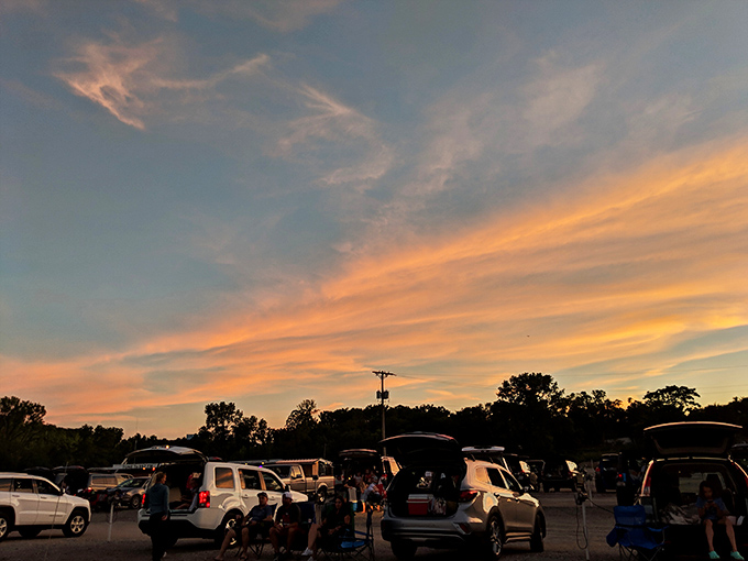 Nature provides the perfect opening act with Kansas sunset skies painting colors no CGI could match&mdash;Hollywood's best cinematographers take notes.