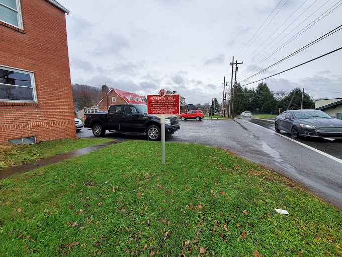 The pilgrimage parking spot – where hungry travelers pull in with anticipation and leave with satisfaction. That red sign is the North Star for pepperoni roll enthusiasts.