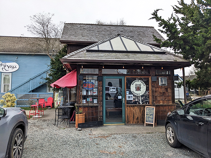 Stompin Grounds' rustic coffee shack proves great things come in small packages&mdash;serving liquid motivation that makes morning people out of night owls.