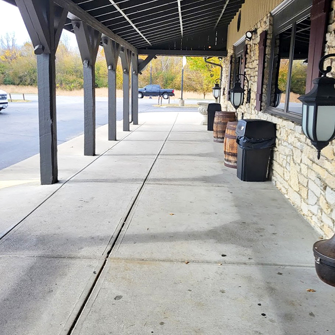 The covered walkway welcomes hungry visitors like an old friend. Rain or shine, these stone walls have been sheltering comfort food pilgrims for generations.