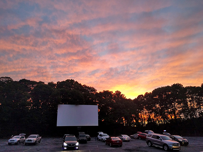 Mother Nature provides the most spectacular pre-show entertainment&mdash;a Georgia sunset that puts even Hollywood's best effects to shame.