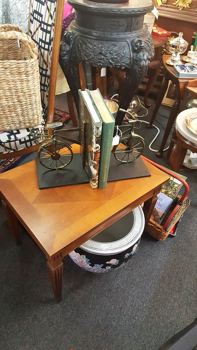 Bicycle bookends holding literary journeys between their wheels. Proof that even the smallest antiques can transport you to different worlds.
