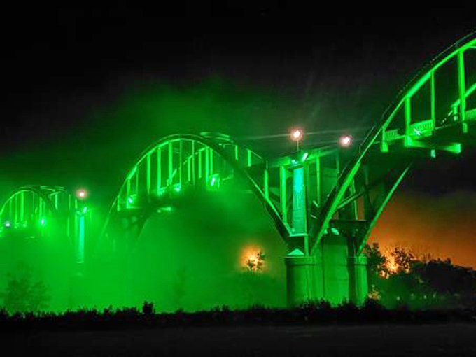 Emerald glow cuts through evening fog like something from a sci-fi film. This eerie night lighting explains why ghost stories persist.
