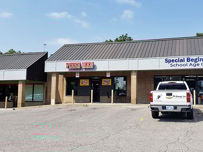 Pizza Man's modest storefront hides a Chicago dog paradise. Like finding a Broadway star performing in your neighbor's garage!