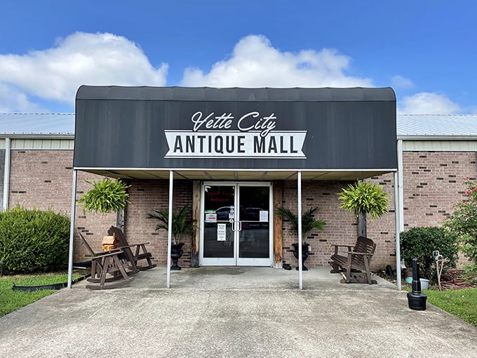 The welcoming face of Vette City Antique Mall &ndash; where country charm meets serious treasure hunting in Bowling Green's antique paradise.