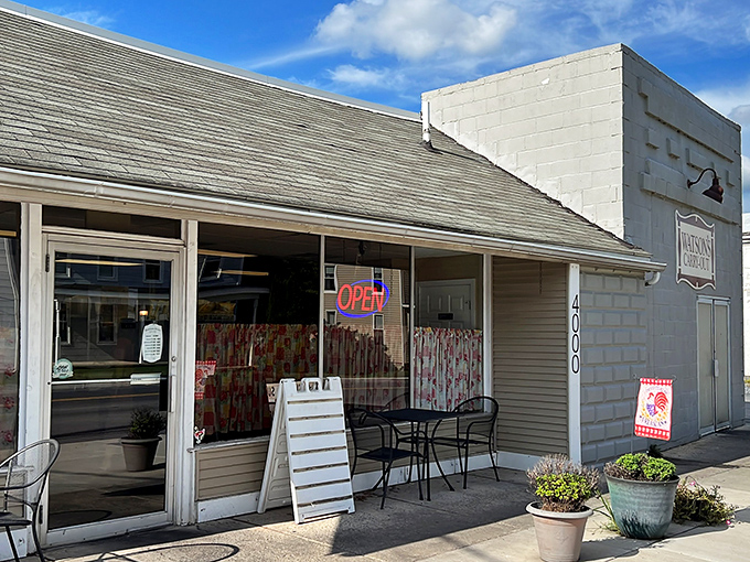 The unassuming exterior of Watson's hides a fried chicken treasure. Like finding a Broadway star performing in your neighbor's garage!