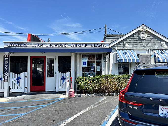White picket fence, blue skies, and fried clams since 1939. This isn't just lunch; it's a New England postcard come to life.