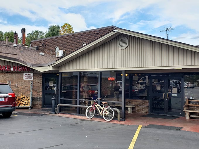 Step inside Moonlite and time slows down. When you see a bicycle parked outside a BBQ joint, you know locals can't stay away!