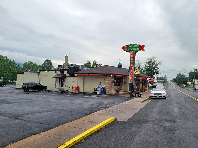 Rain or shine, this nostalgic roadside diner promises golden-brown comfort that grandma would approve of.