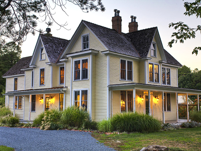 Those warm lights beckoning through the windows say "come in, kick off your shoes, and forget about your inbox for a while." Pure architectural therapy.