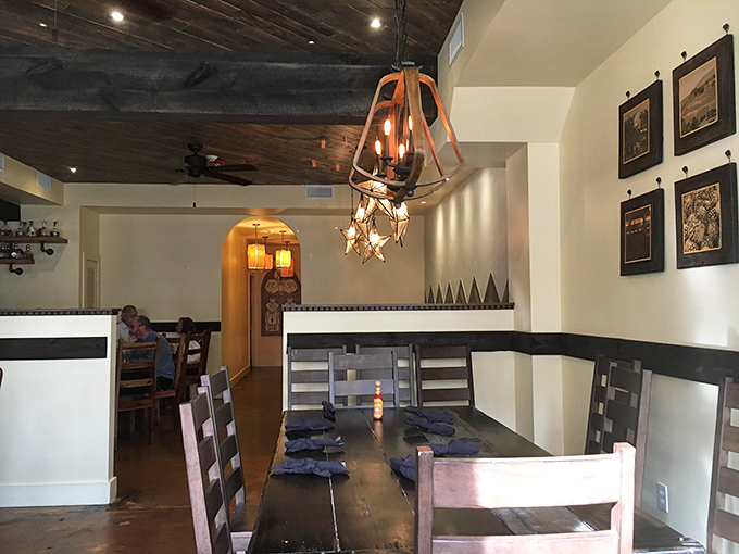 Rustic wooden tables, star-shaped pendant lights, and warm tones create that rare dining atmosphere where you instantly feel like a regular.