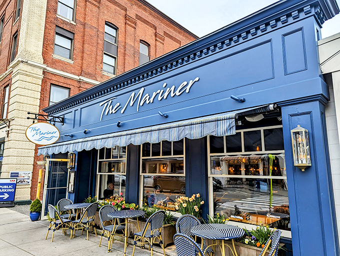 The Mariner's vibrant blue fa&ccedil;ade stands out like a maritime flag, beckoning hungry sailors and landlubbers alike to dock for a memorable meal.