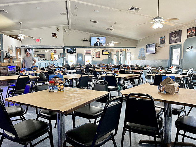 Simple tables covered in brown paper send a clear message: serious crab feasting ahead. This isn't dinner theater—it's dinner therapy.