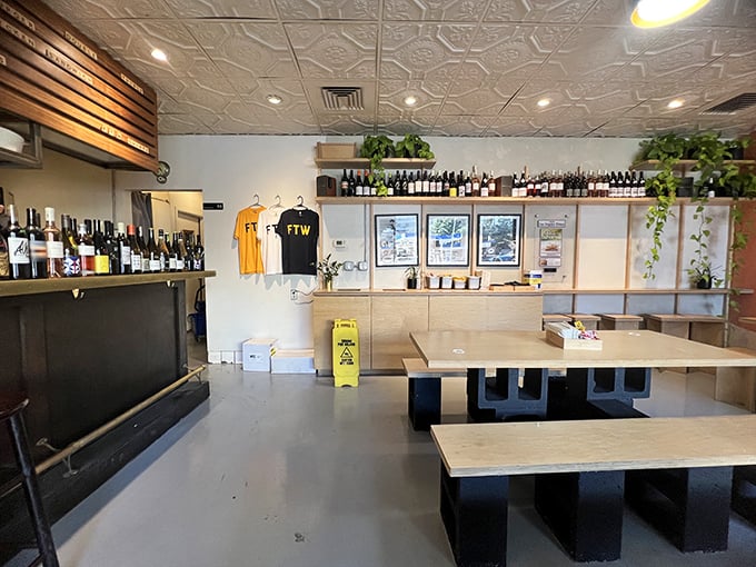 Inside, wooden tables, hanging plants, and an impressive wine selection create that rare trifecta: unpretentious, comfortable, and secretly sophisticated.